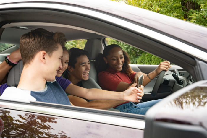 The Impacts of Distracted Driving on Teens - Valley Driving School
