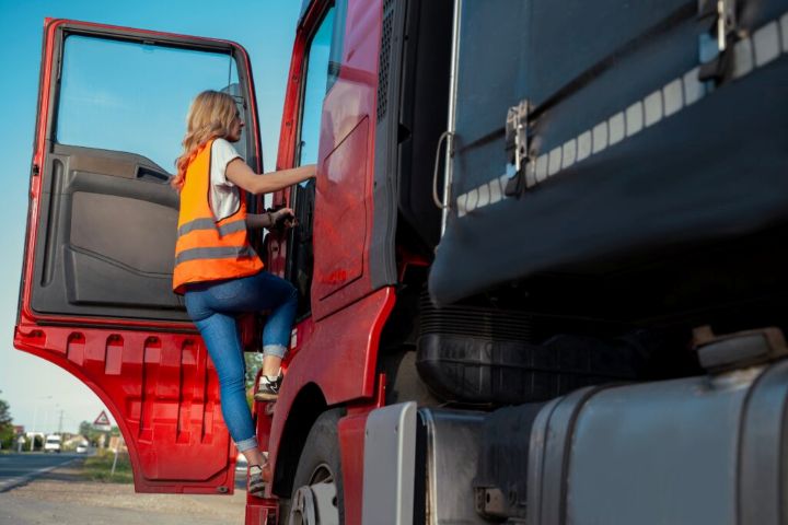 Solo vs. Team Truck Driving: Which is Right for You? - Valley Driving ...
